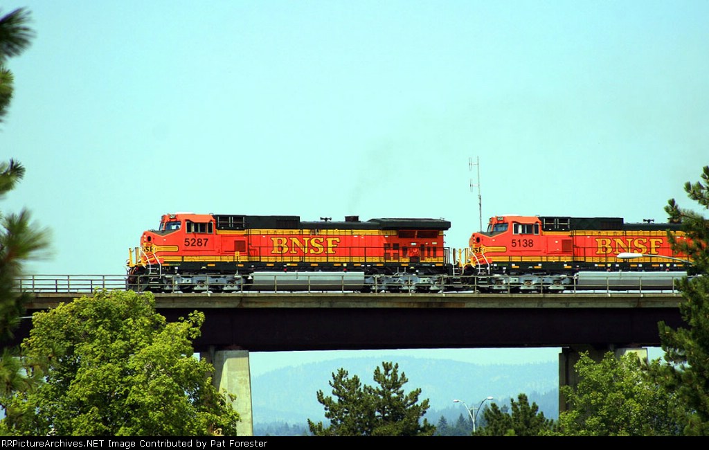 BNSF 5287 OVER LATAH BRIDGE LOOKING NW